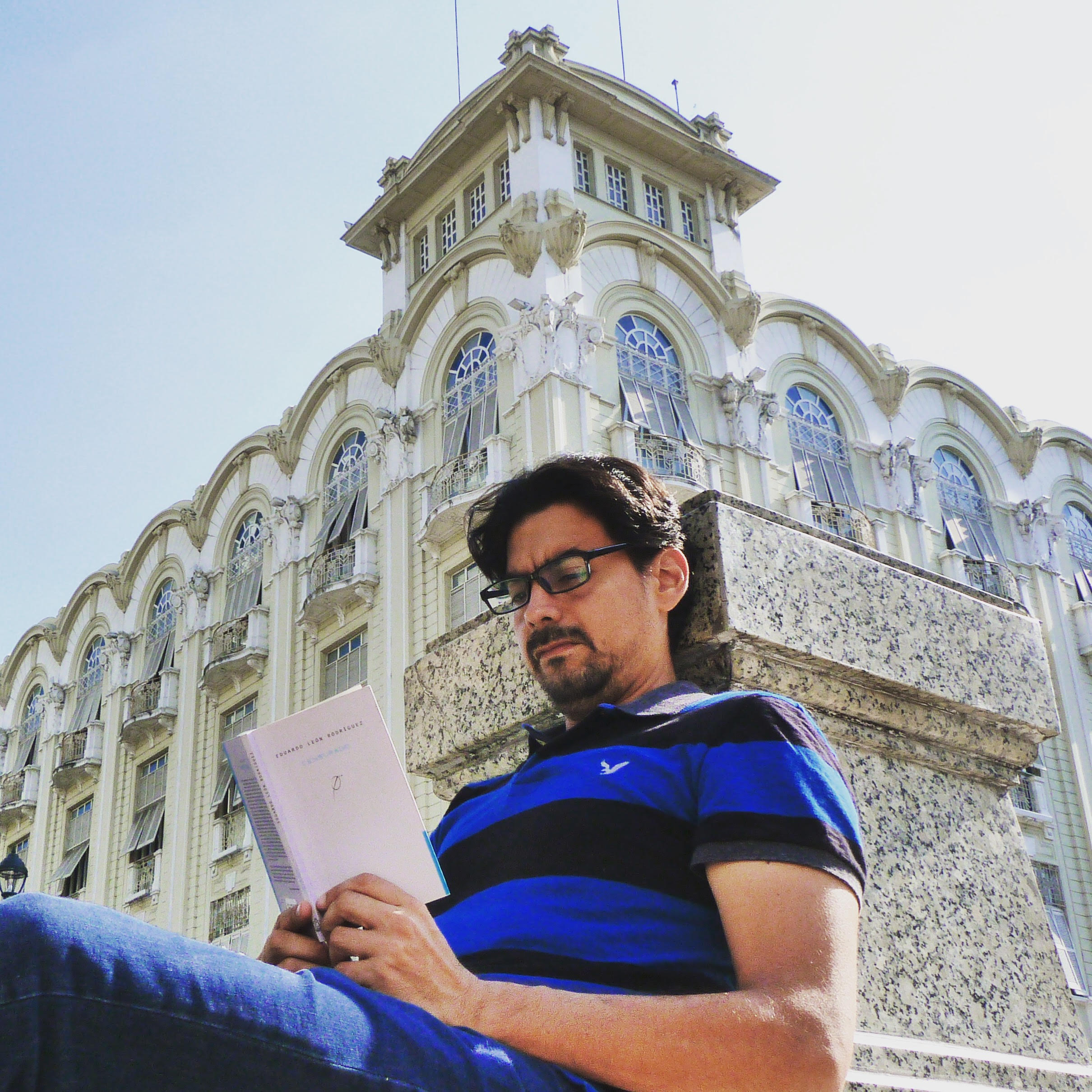 Casa Bukowski » EDUARDO LEÓN RODRÍGUEZ – «Mis poemarios se construyen ...